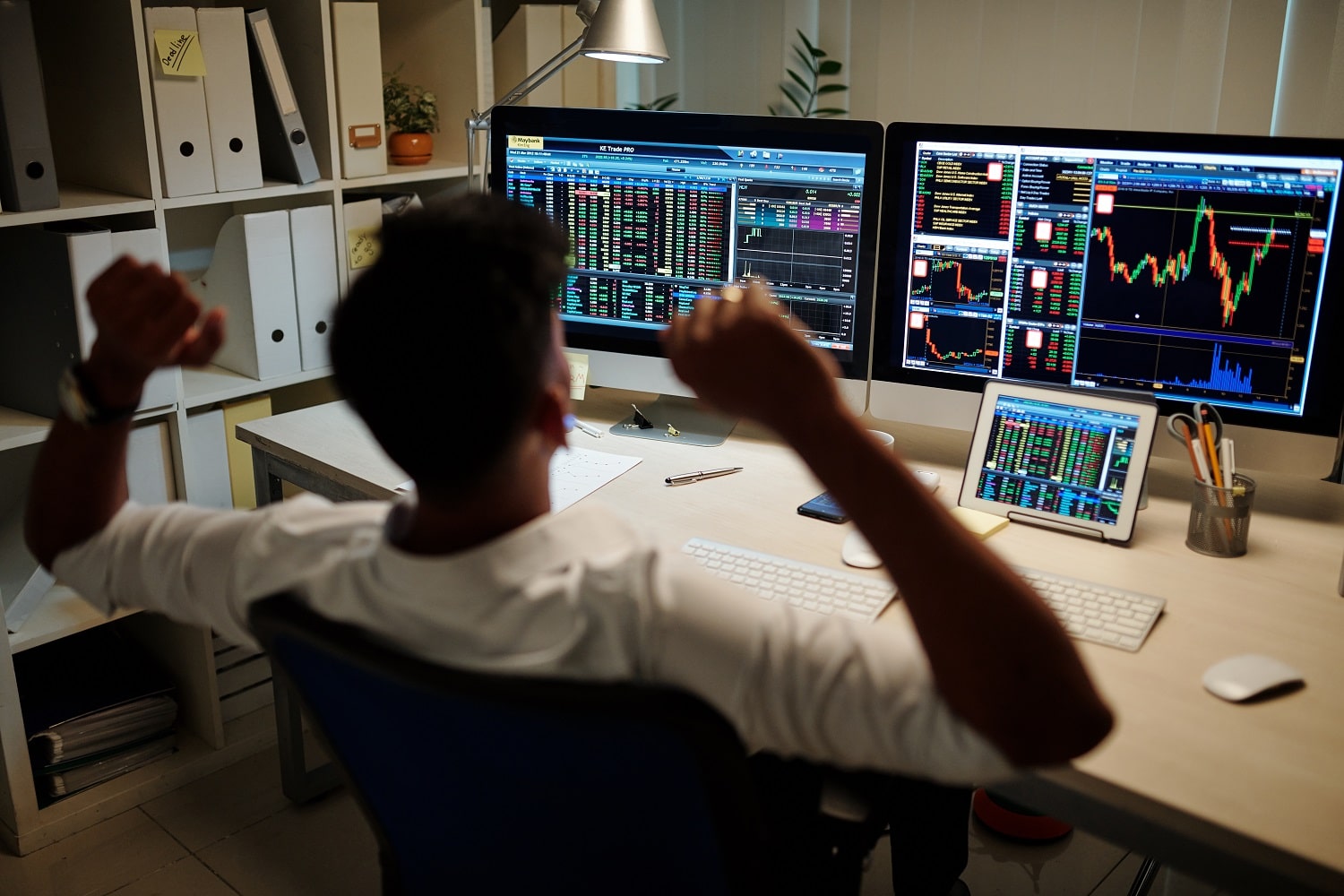 Devenir trader en 2022 : cours ou autodidacte ? - Careertrotter.fr Devenir trader en 2022 : cours ou autodidacte ? - Careertrotter.fr